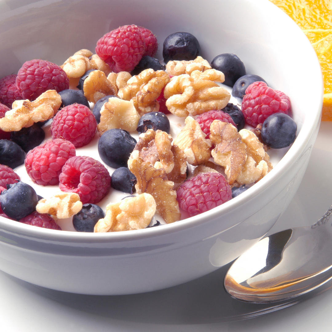 Yogur con frutos rojos y frutos secos - Viasanatio