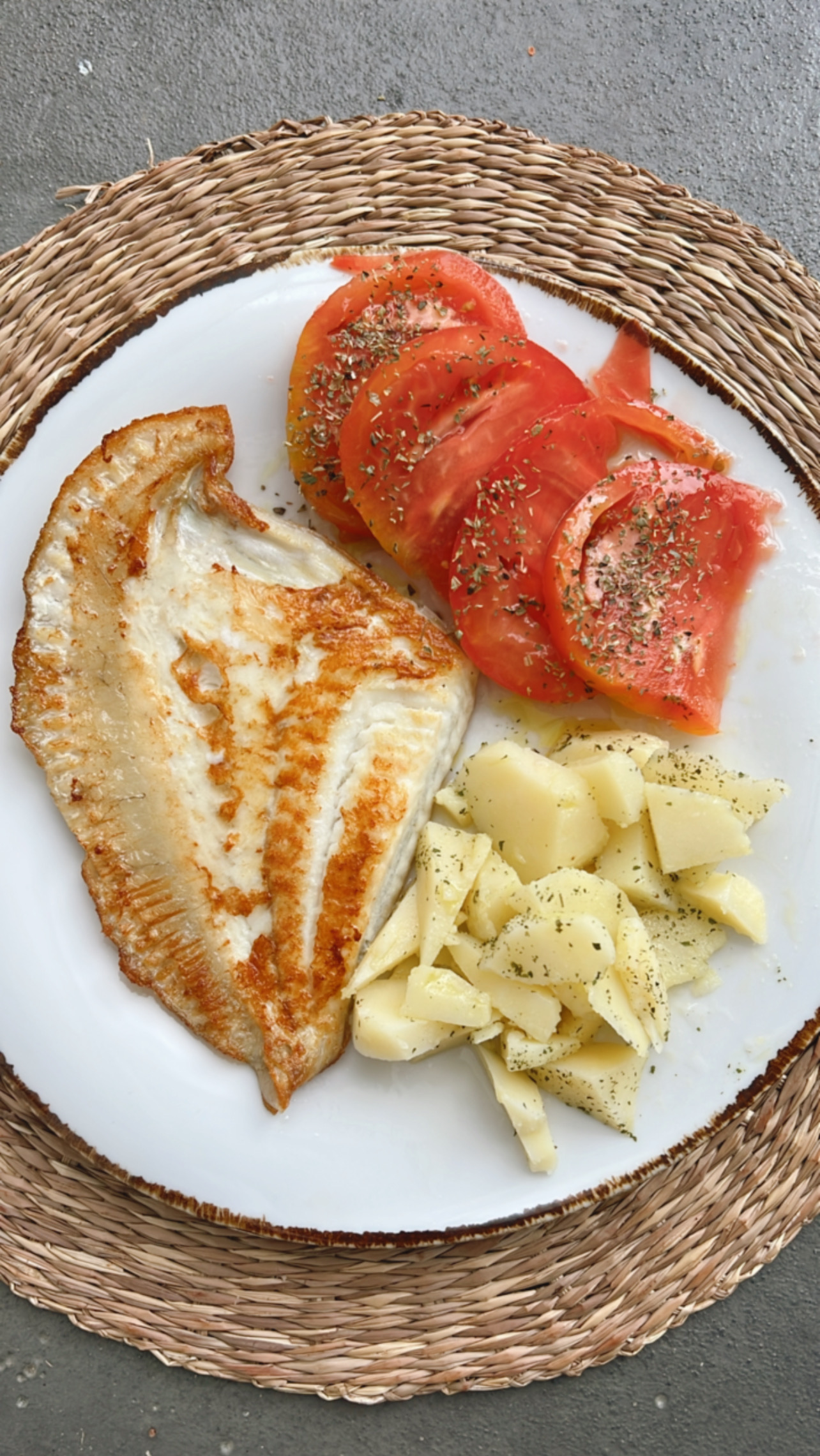 Rodaballo a la plancha con tomates y patatas cocidas - Viasanatio