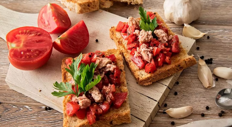 Tostada con tomate y atún o caballa en conserva - Viasanatio