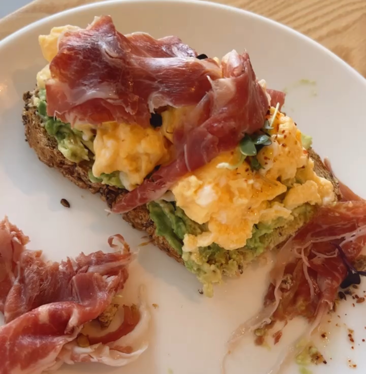 Tostada con aguacate, huevo y jamón serrano - Viasanatio