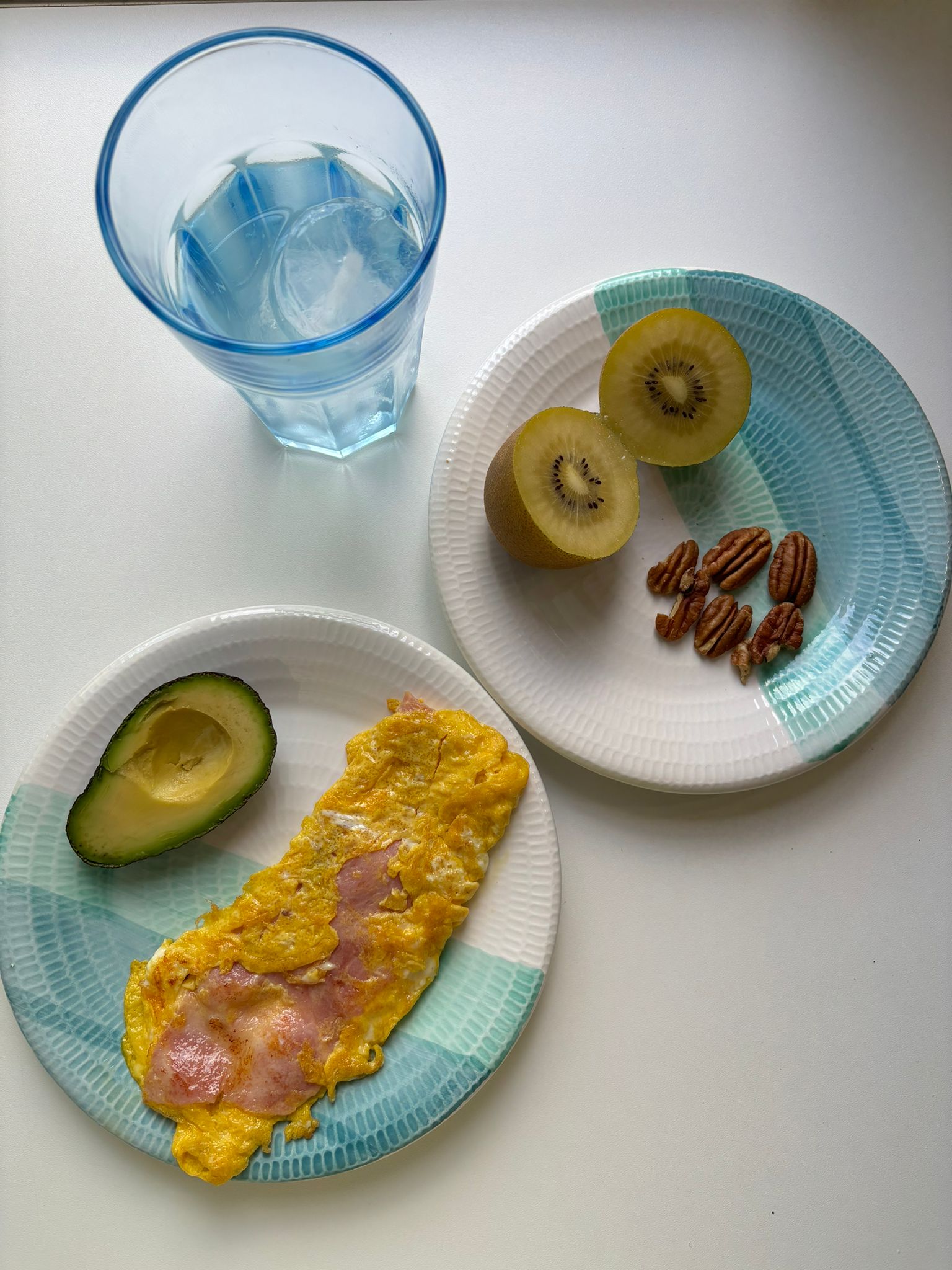 Tortilla con jamón, aguacate, frutos secos y fruta - Viasanatio