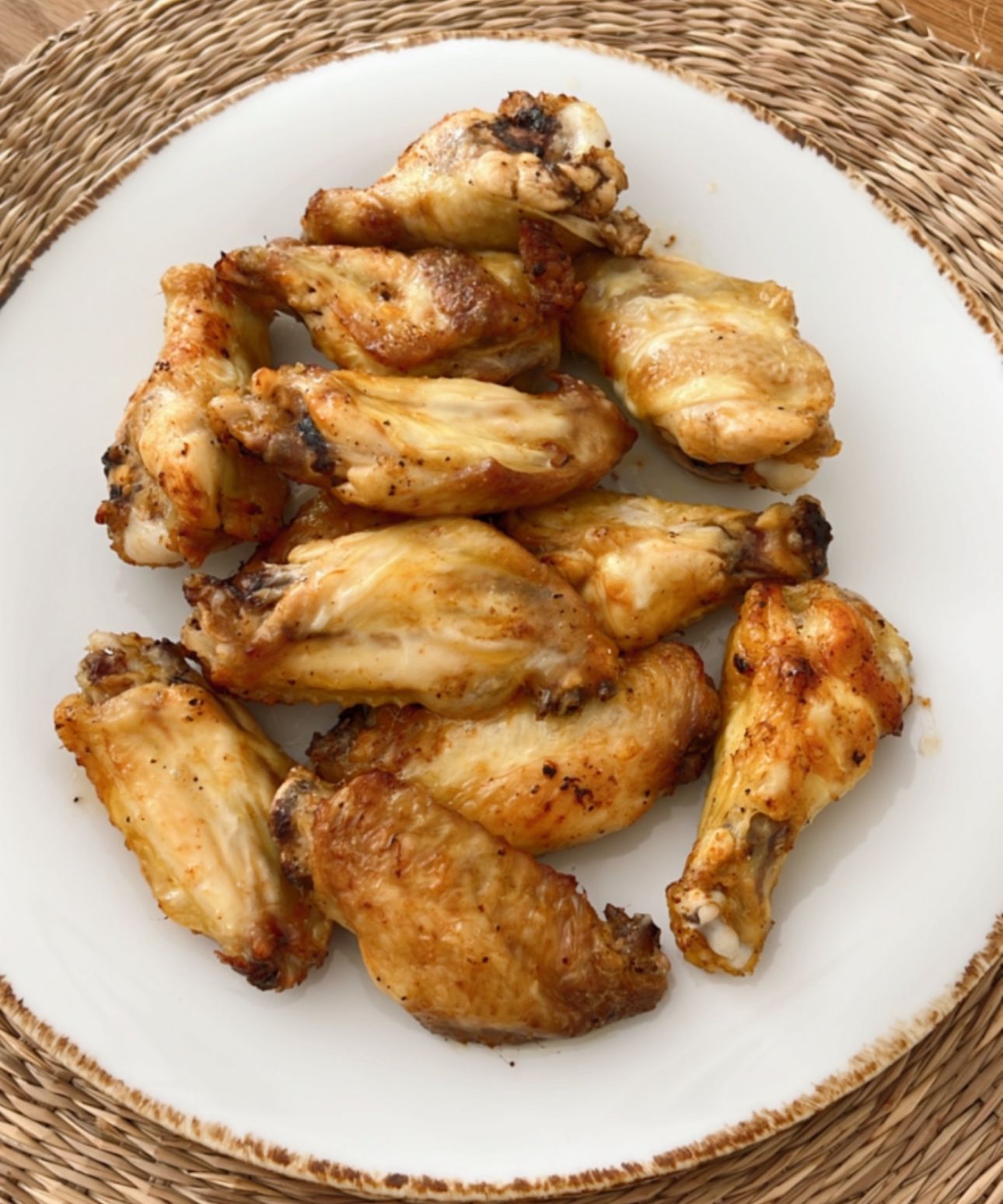 Alitas de pollo con chips de zanahoria - Viasanatio