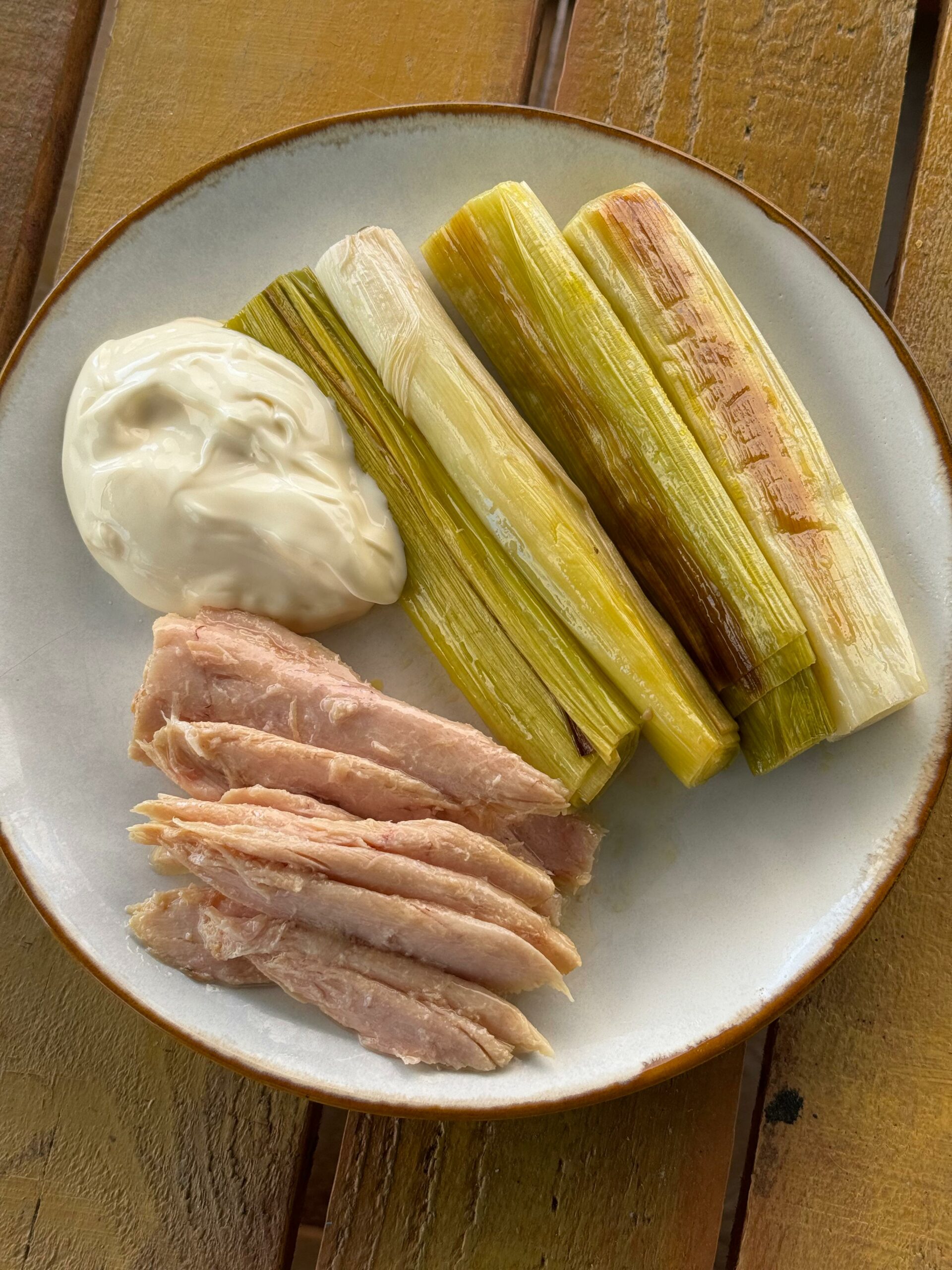 Puerros al horno con mayonesa y atún o caballa en conserva - Viasanatio