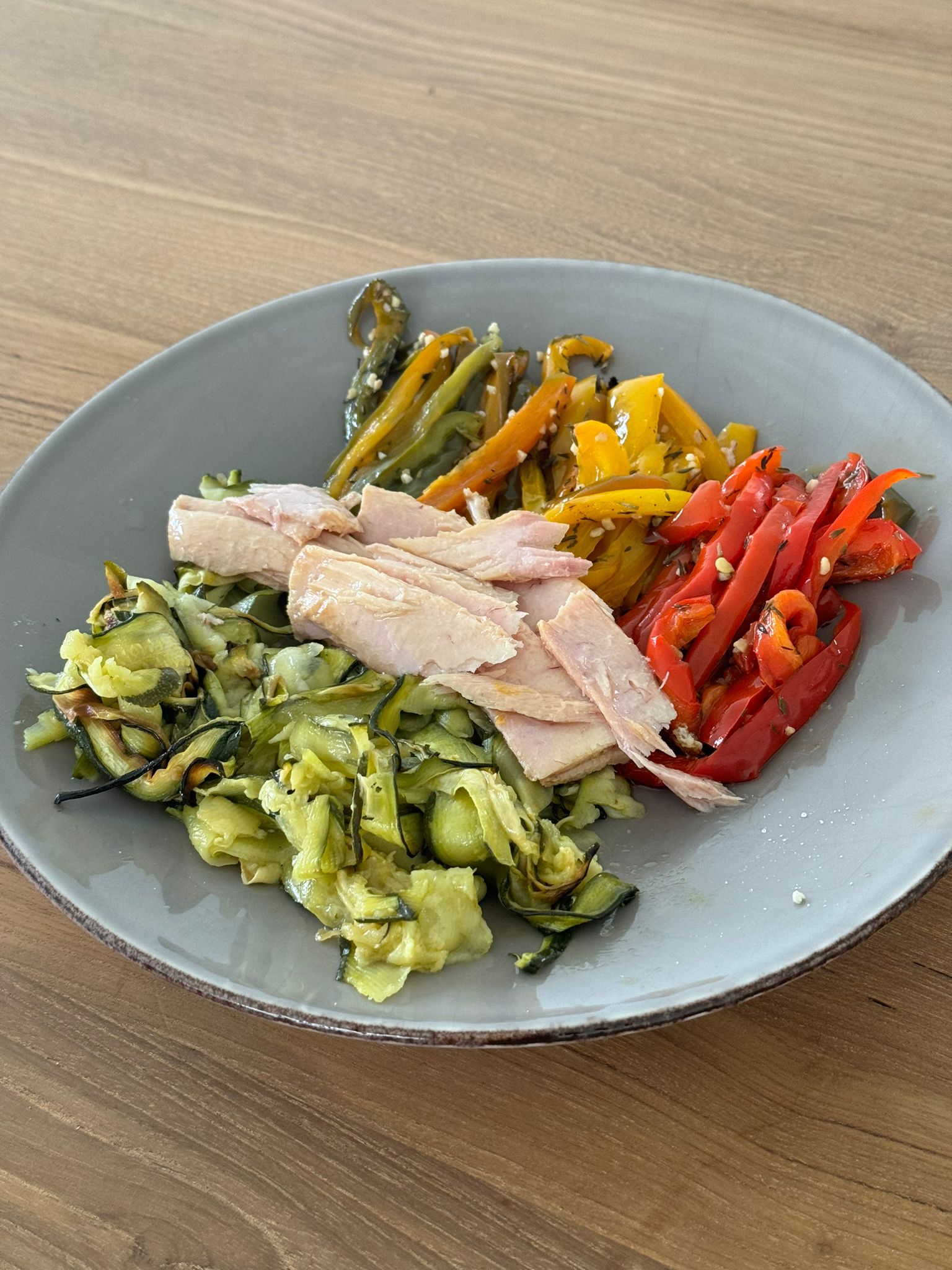 Atún o caballa en conserva con pimientos y calabacín asados - Viasanatio