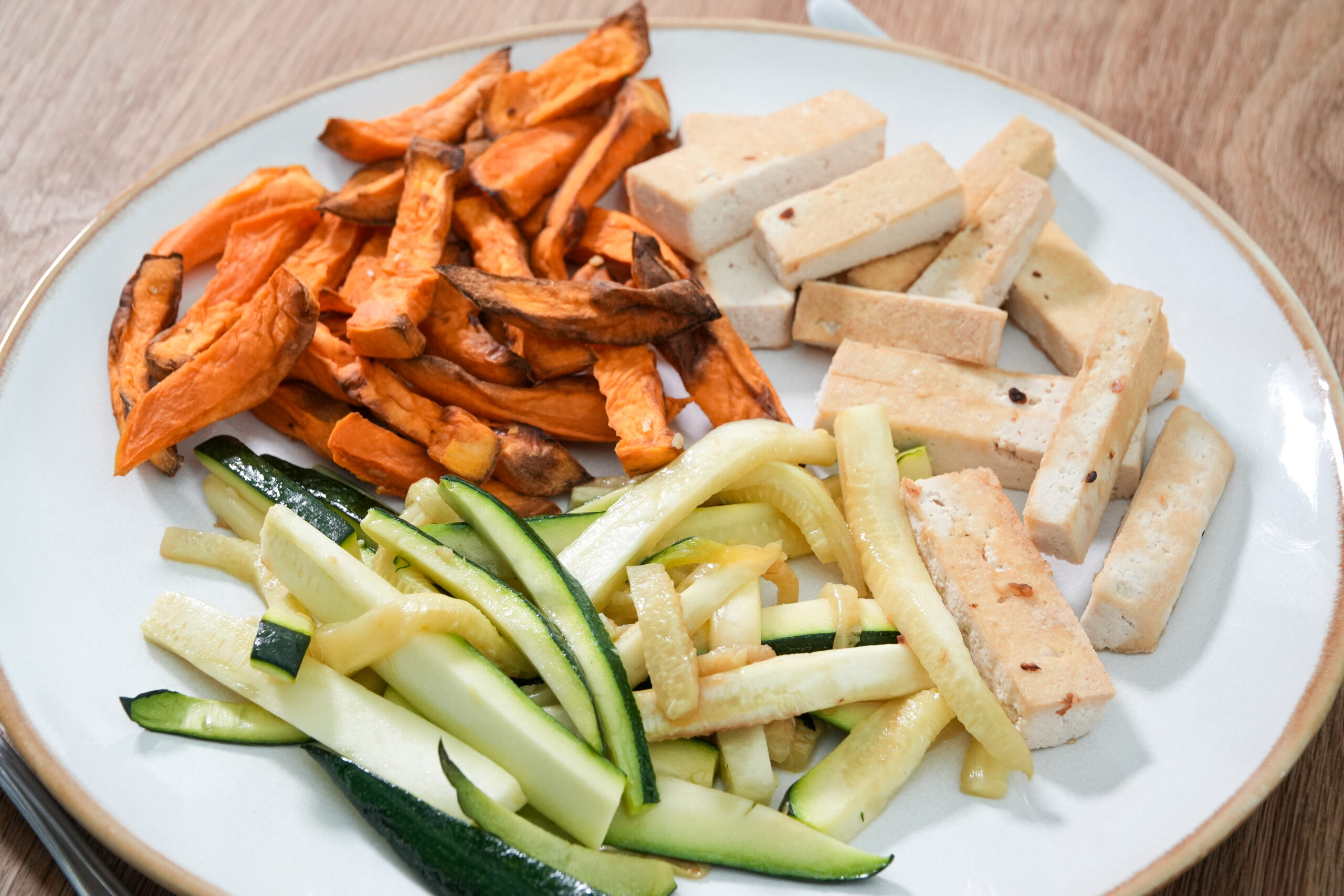 Tofu a la plancha con calabacín rehogado y boniato asado - Viasanatio
