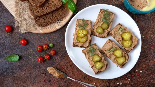 Tostada con paté de caballa y gazpacho - Viasanatio